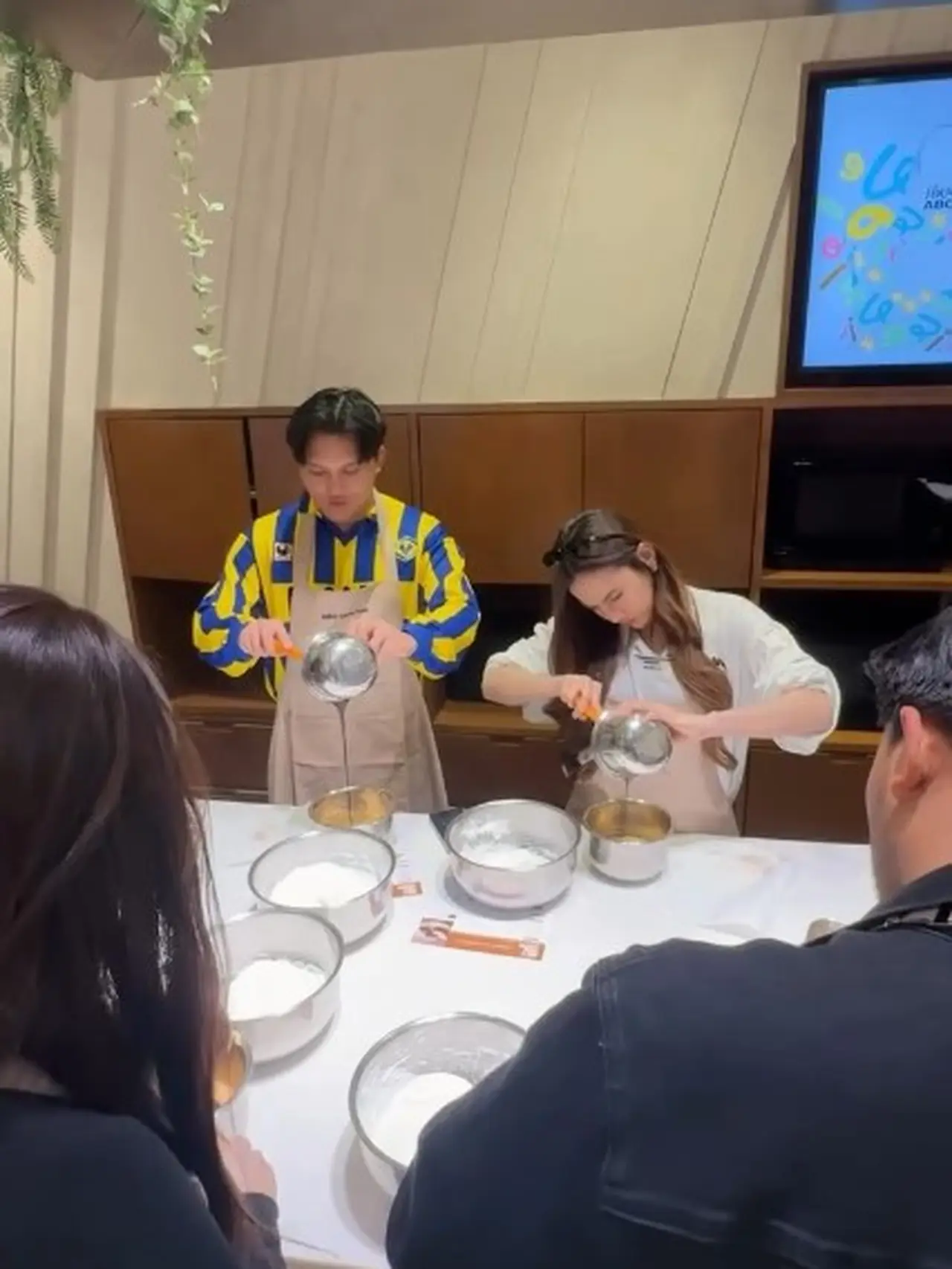 8 Potret Mahalini dan Aaliyah Massaid Ikut Kelas Masak, Persiapan Jadi ...