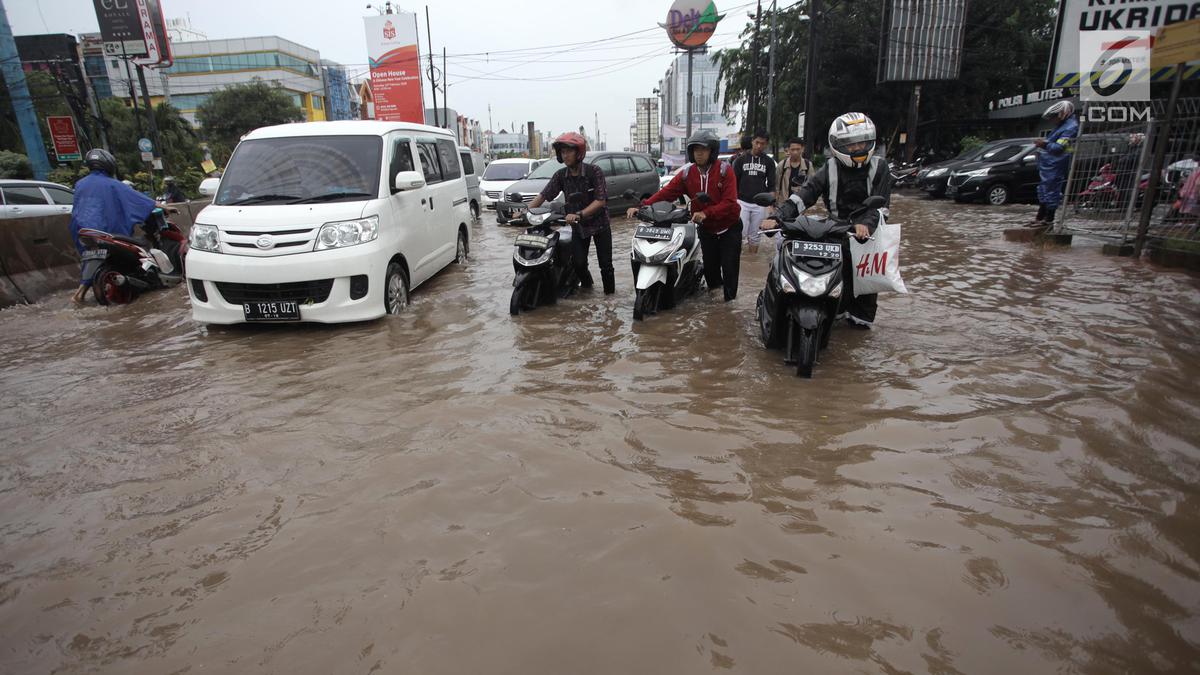 FOTO: Terobos Banjir, Puluhan Sepeda Motor Mogok di Kelapa Gading - Foto Liputan6.com