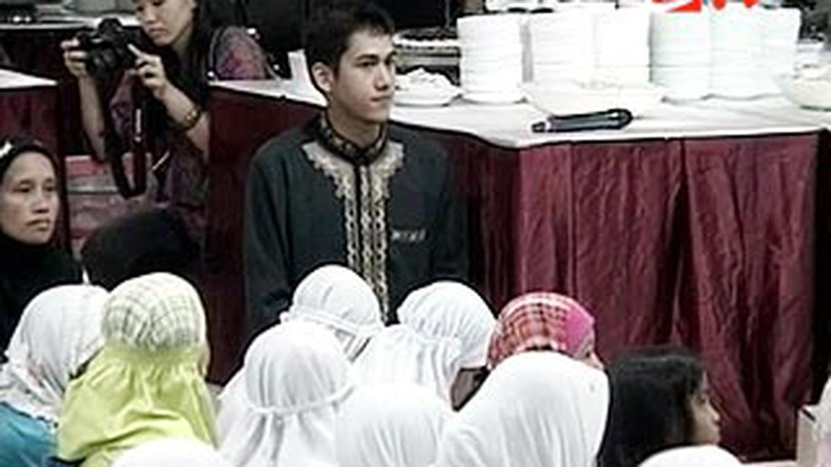 Rama Michael Donor Darah Sambil Jalan-jalan - ShowBiz Liputan6.com