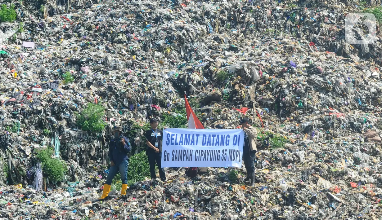 Aksi Camping di TPA Cipayung Depok - Foto Liputan6.com