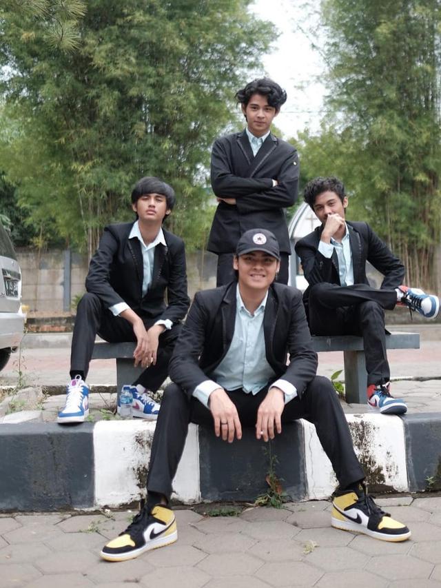 8 Potret Kompak Empat Anak Ferdy Tahier Vokalis Element, Gondrong Semua ...