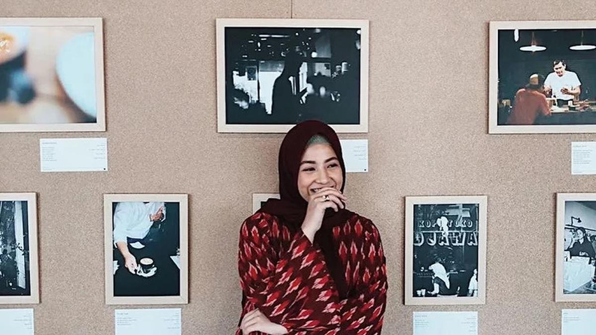 7 Model Baju Batik Wanita Berhijab ala Artis Indonesia yang Bisa ...