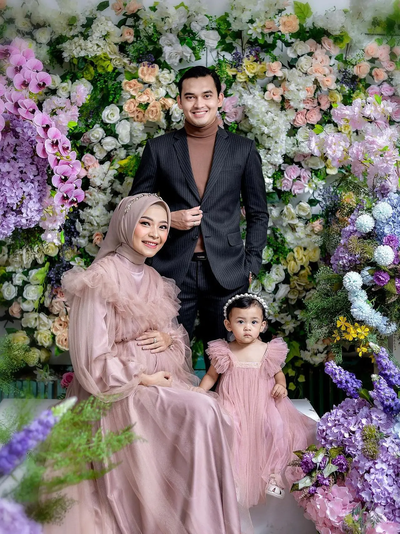 6 Potret Ikbal Fauzi Umumkan Sang Istri Hamil Anak Cowok, Novia Giana Pamer Baby Bump Kehamilan ...