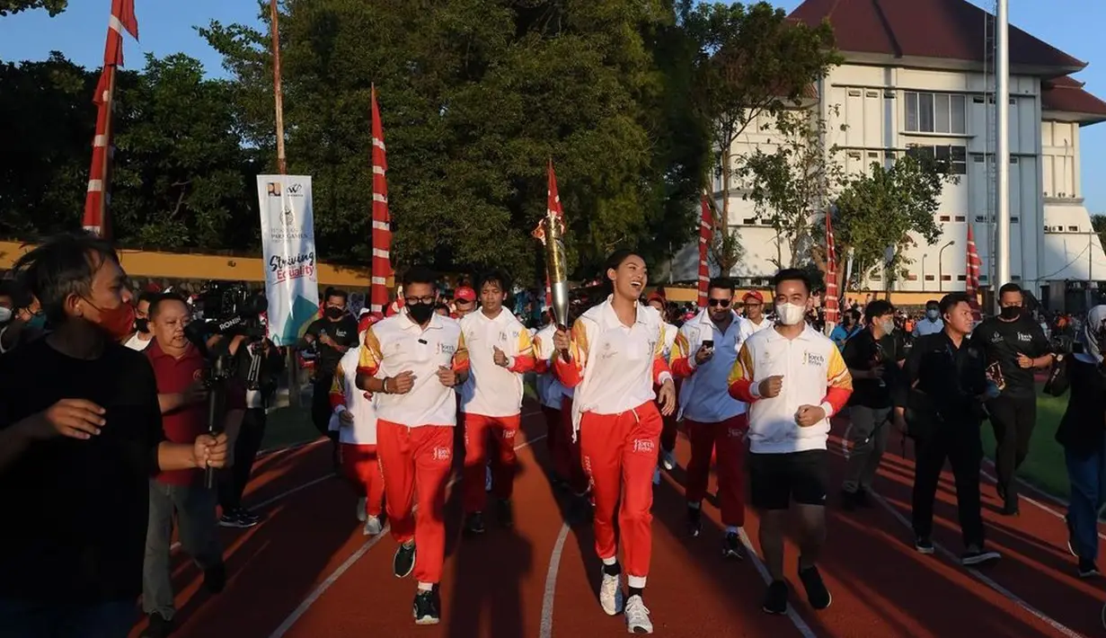 Momen Erika Carlina Bawa Obor Asean Para Games 2022 di Solo - Foto Liputan6.com