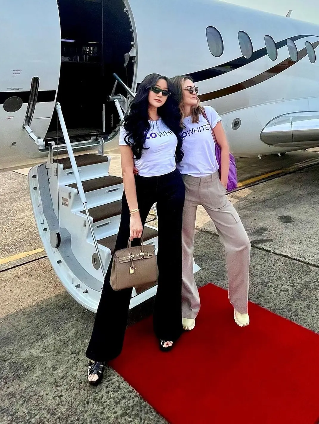Adu Gaya Luna Maya-Lucinta Luna Kenakan White Shirt, Pose Berdua Bak ...