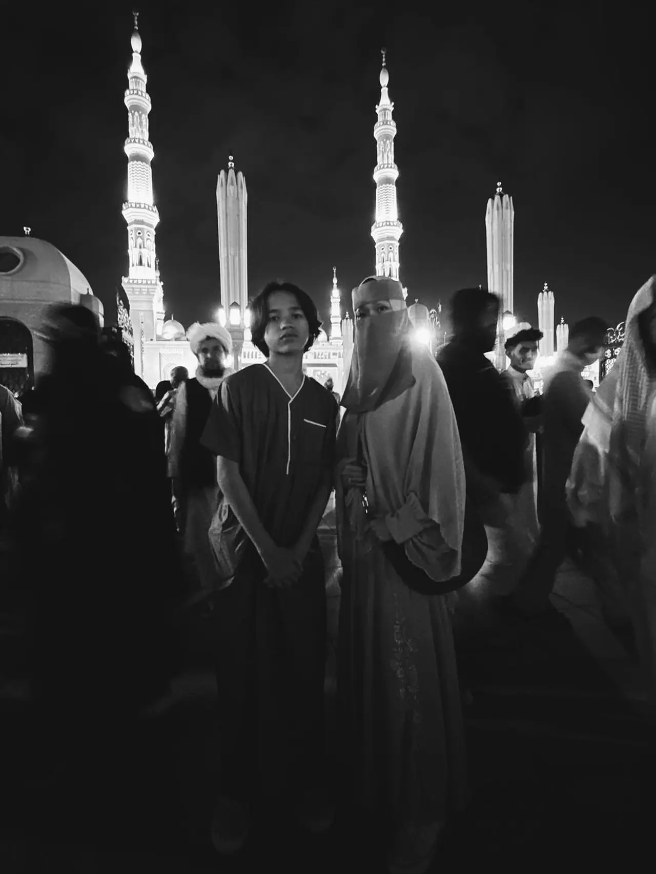 6 Potret BCL Pakai Cadar di Madinah, Umrah Pertama Bareng Tiko ...