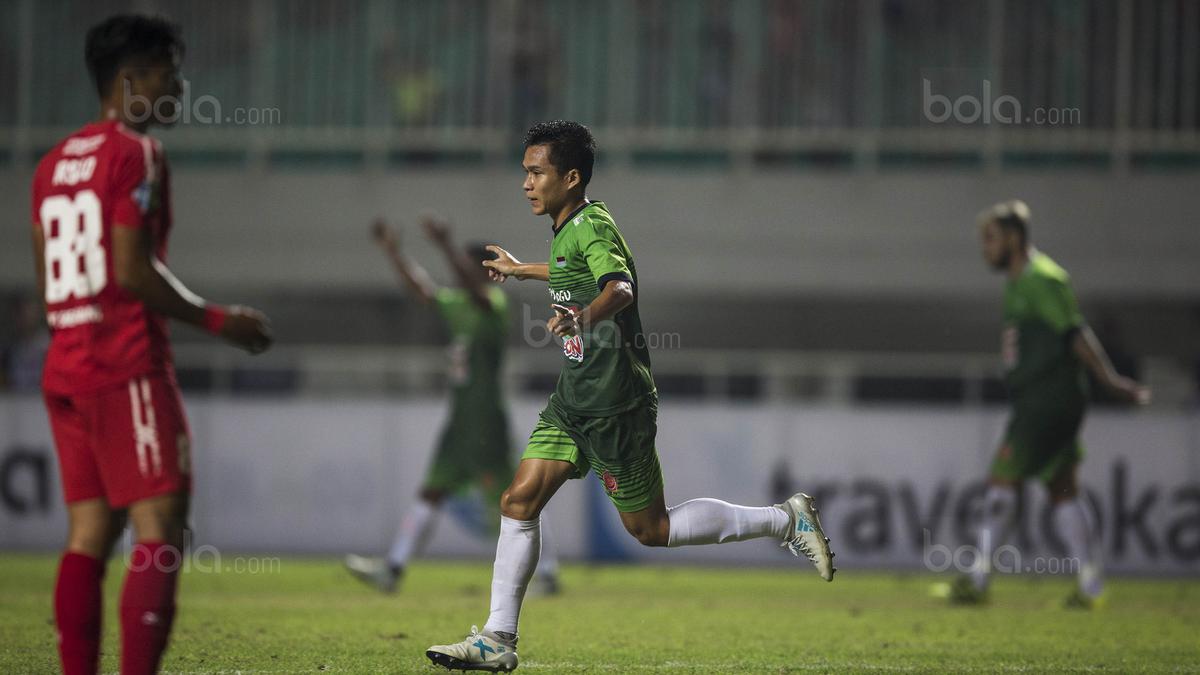 2 Gol Erwin Ramdani Bawa PS TNI Bungkam Semen Padang - Indonesia Bola.com
