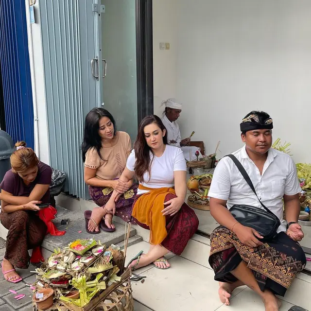 Buka Bisnis Baru di Bali, Ini 6 Potret Nafa Urbach saat Jalani Upacara Melaspas - Hot Liputan6.com