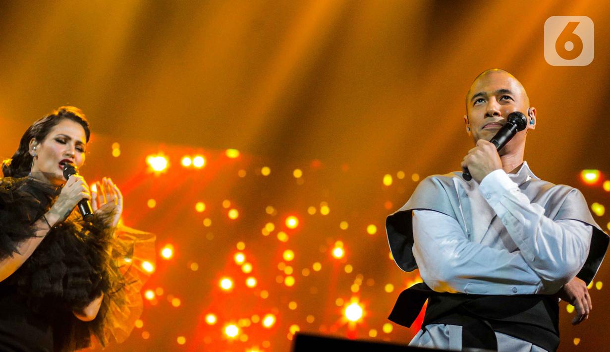 FOTO: Duet Romantis Marcell dan Istri di Konser 17 Tahun Berkarya ...