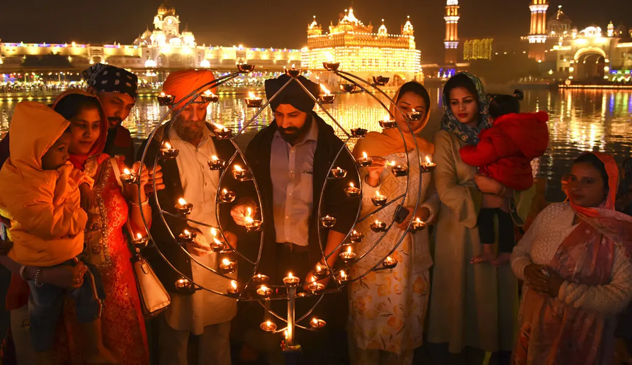 FOTO: Umat Sikh India Peringati Kelahiran Pendiri Sikhisme - Foto ...