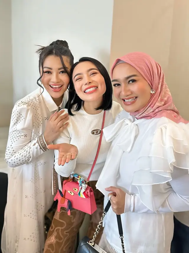 7 Potret Tamu Artis di Acara Mitoni Istri Danang DA, Ada Ayu Ting Ting ...