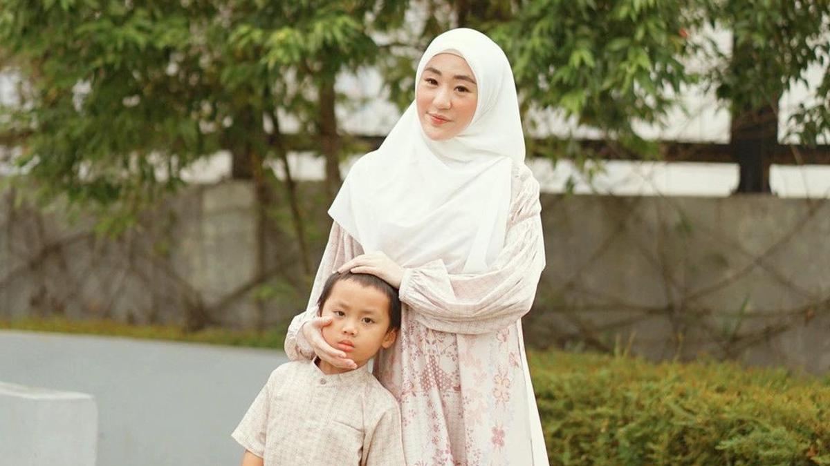 Akan Segera Menikah, Intip 7 Potret Kebersamaan Larissa Chou dengan Anak Semata Wayang ...