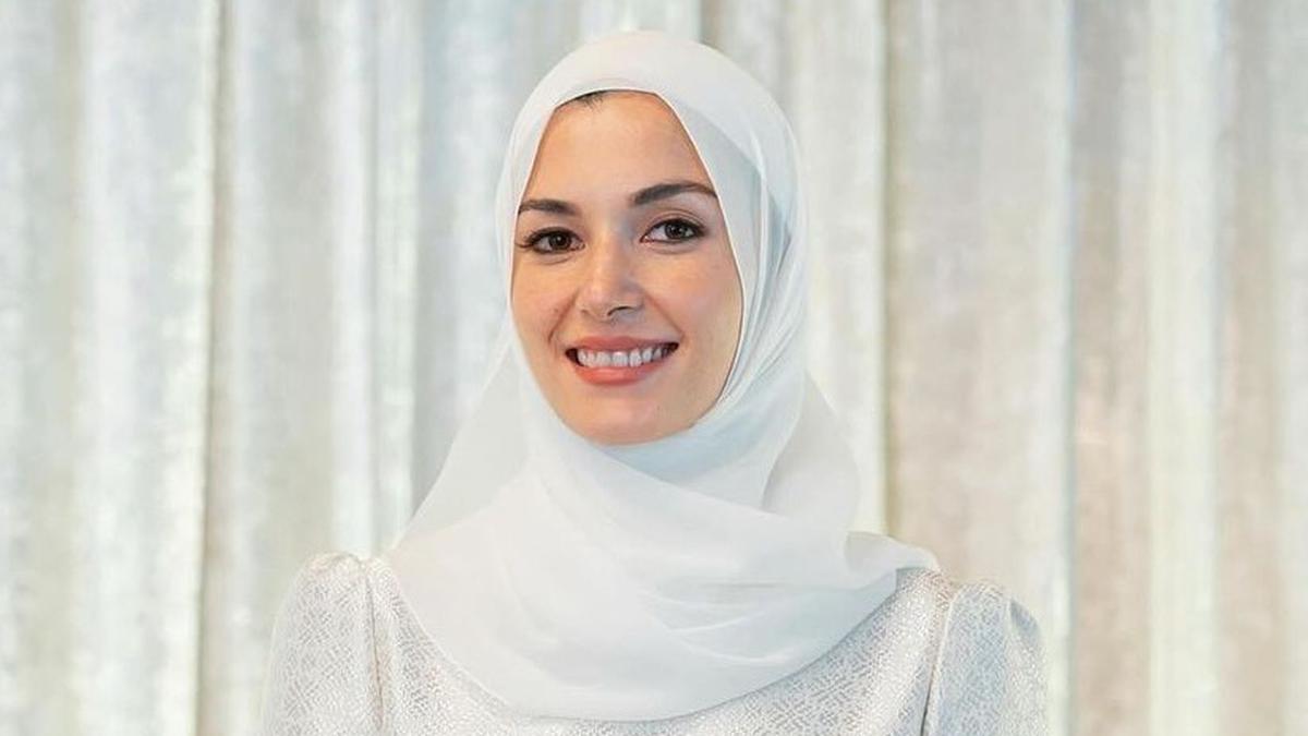 6 Potret Gaya Hijab Anisha Rosnah, Gampang Ditiru untuk Tampilan Buka ...