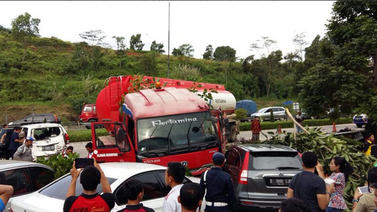 Tabrakan Truk Vs Kontainer di Tol Cipularang, 2 Tewas - Regional Liputan6.com