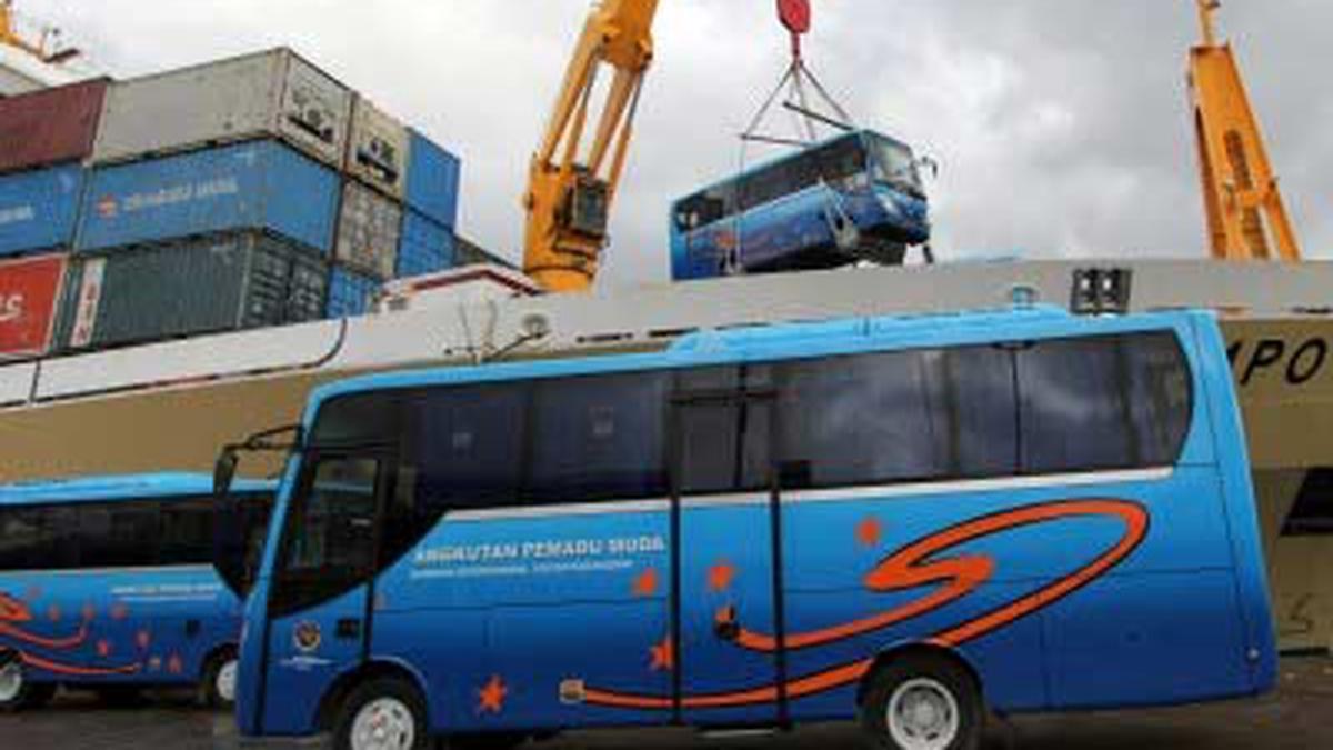 Sejumlah bus diangkut dengan Kapal Motor (KM) Gunung Dempo di Pelabuhan ...