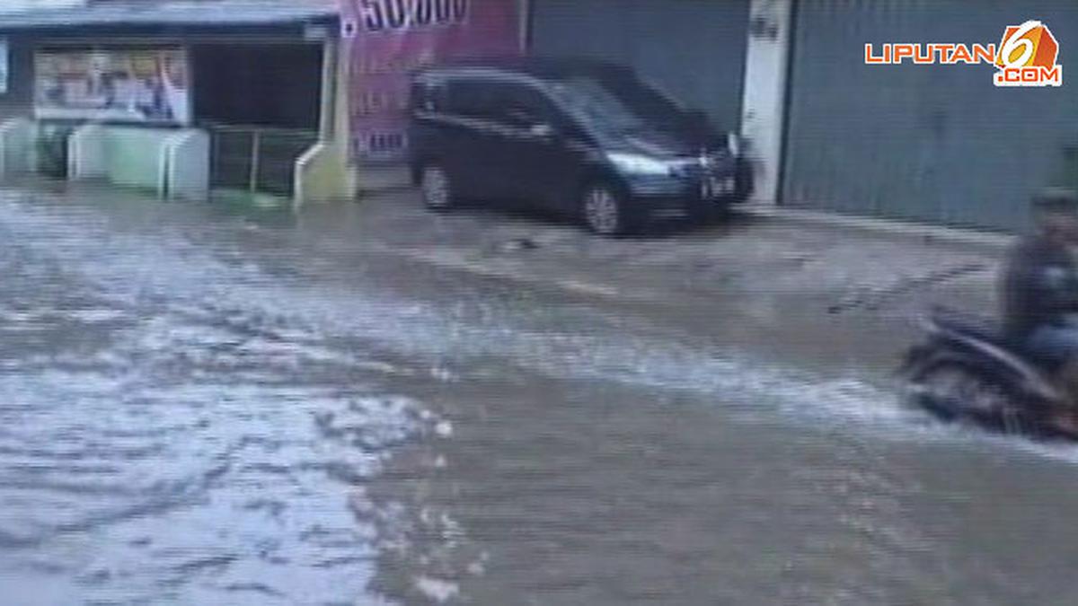 [VIDEO] Banjir Kepung Bekasi, 10 Perumahan Terendam - News Liputan6.com