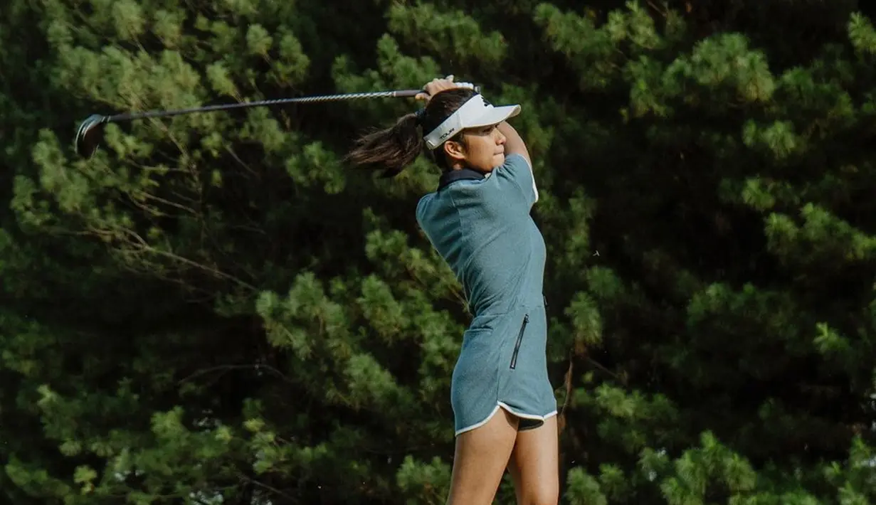 Potret Azizah Salsha Main Golf, Dikabarkan Calon Istri Pratama Arhan - Foto Liputan6.com