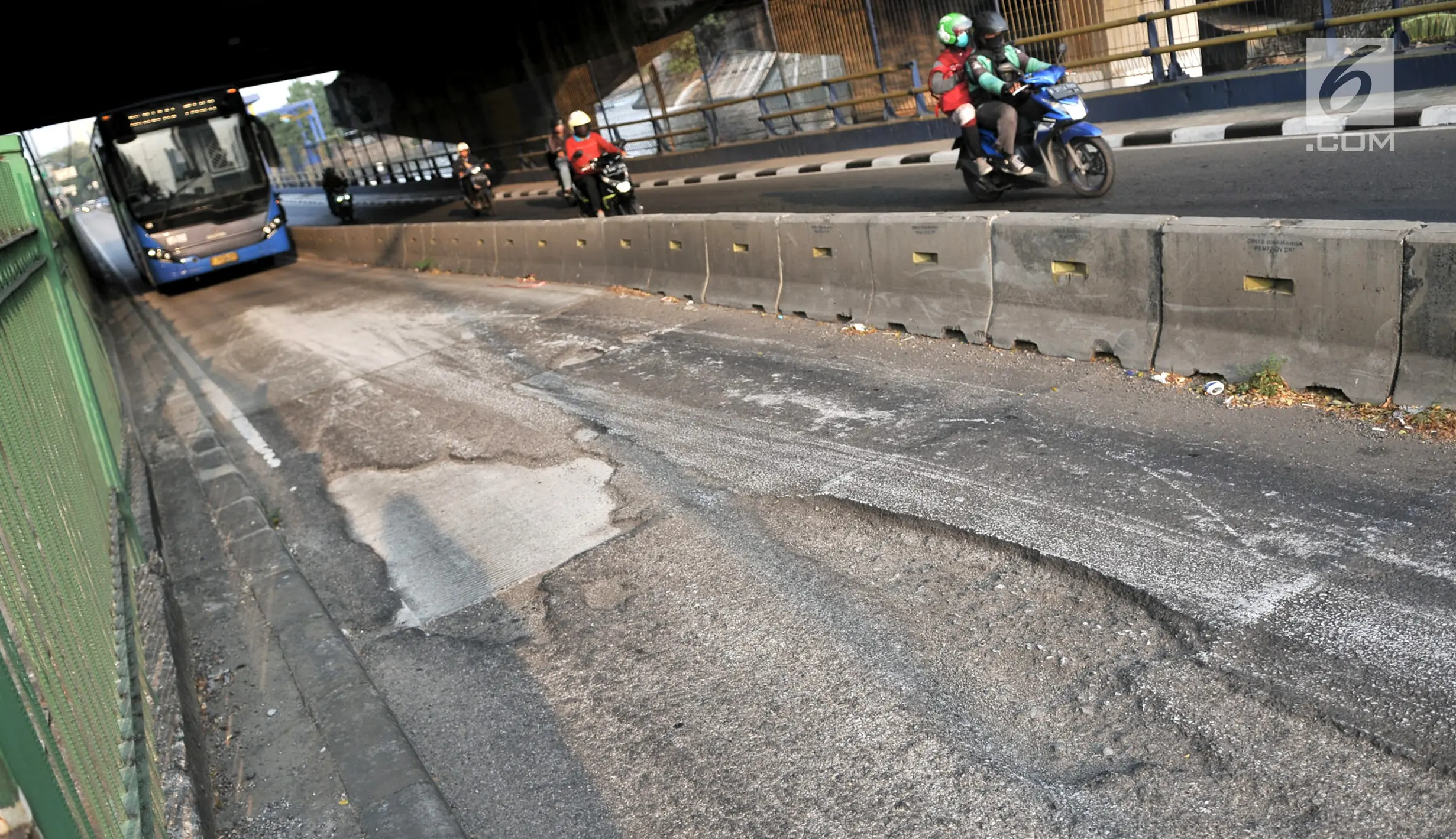 FOTO: Jalur Bus Transjakarta Rusak Bahayakan Keselamatan Penumpang ...