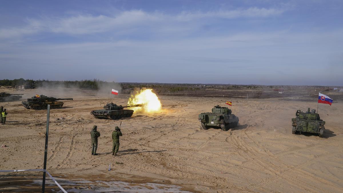 FOTO: Melihat Latihan Militer NATO di Latvia - Foto Liputan6.com