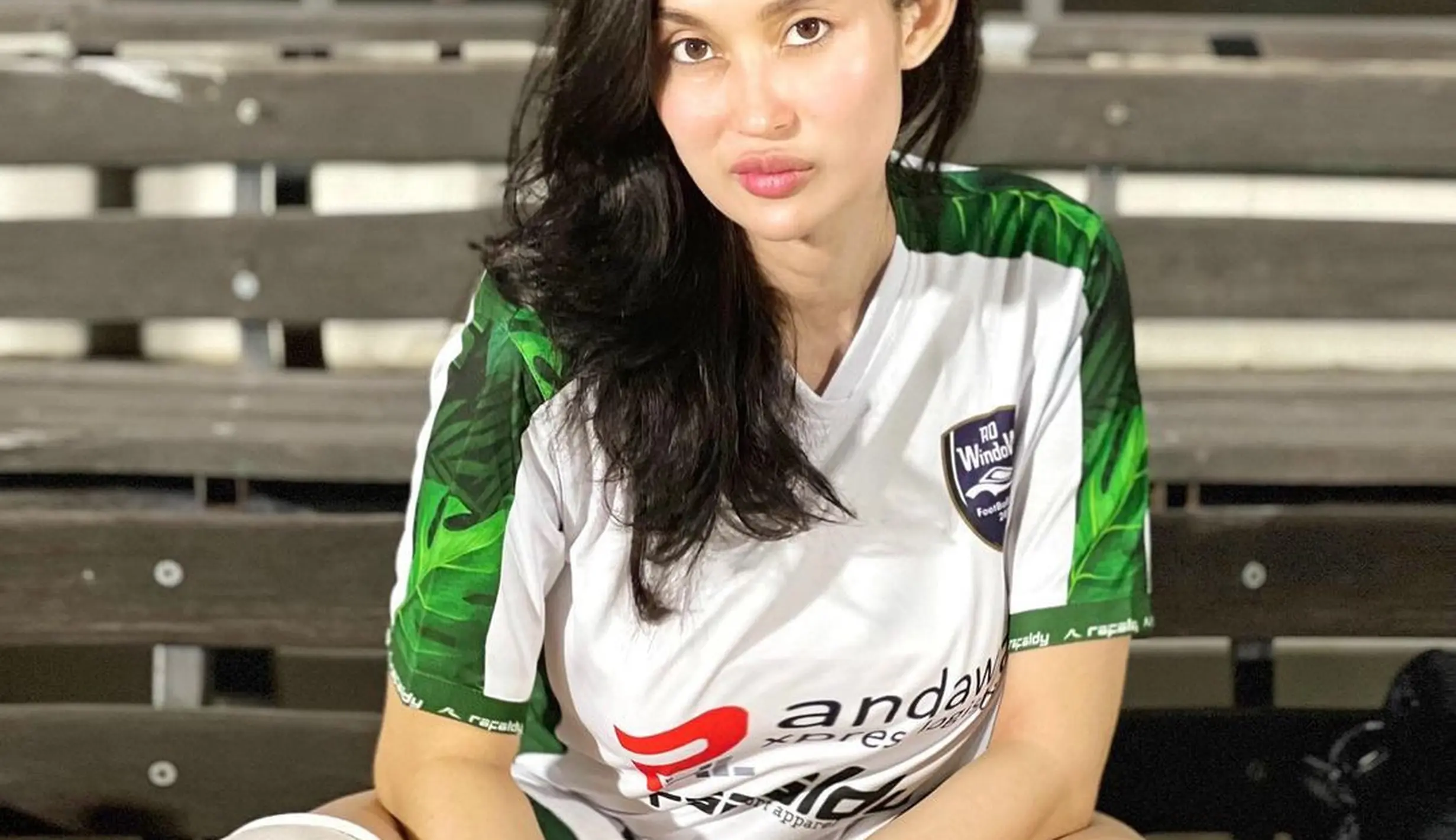 Jadi Presenter Olahraga, Ini Potret Karra Syam dalam Balutan Jersey ...