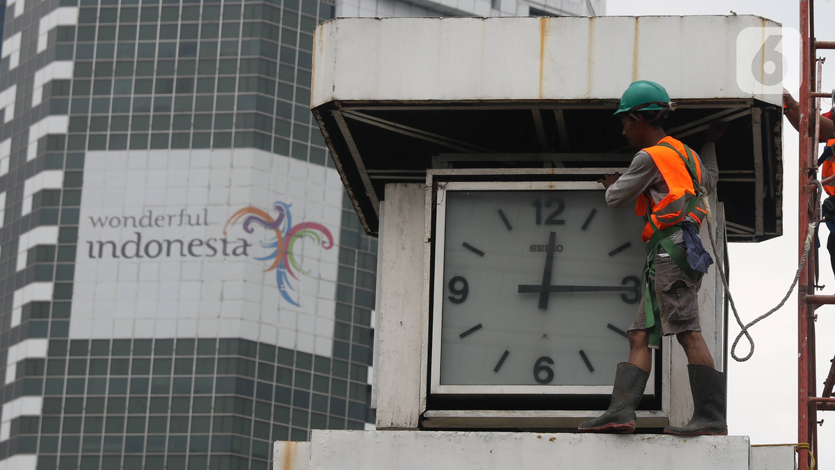 FOTO: Melihat Perawatan Tugu Jam di Merdeka Selatan - Foto Liputan6.com