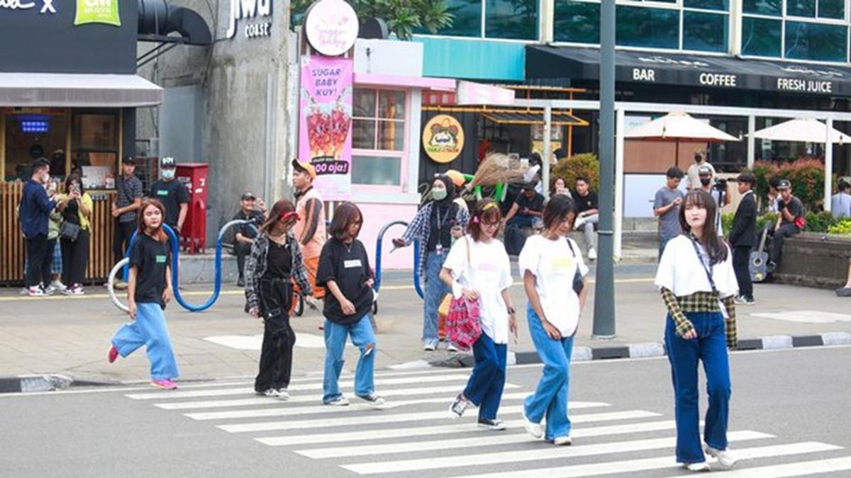 Citayam Fashion Week, Kreativitas Anak Muda Ekspresikan Street Style ...