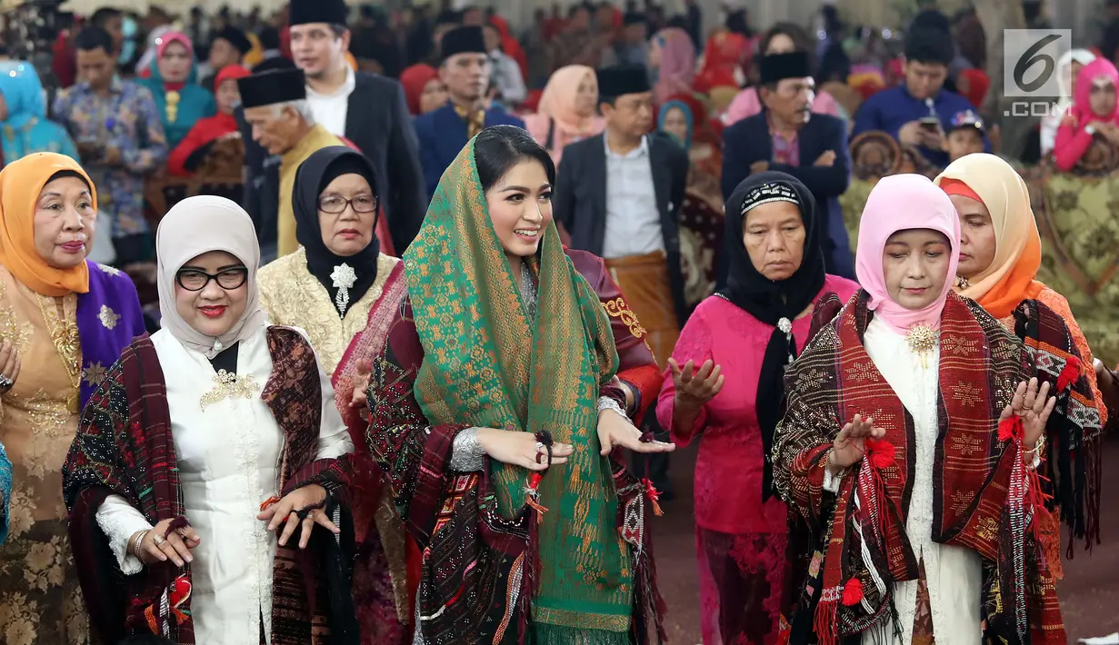PHOTO: Kahiyang-Bobby Pesta Adat, Gibran Bersama Raja Adat Melakukan ...