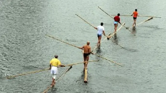 Tradisi Unik Mengapung di Atas Bambu Orang Tiongkok - Lifestyle ...