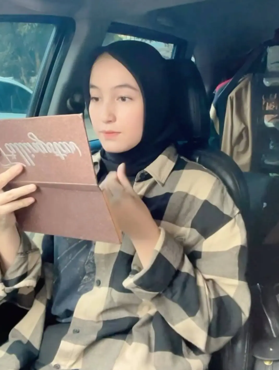 Potret Ise Irish Hutasoit Pakai Hijab, Gayanya Ini Jadi Sorotan - Foto Liputan6.com