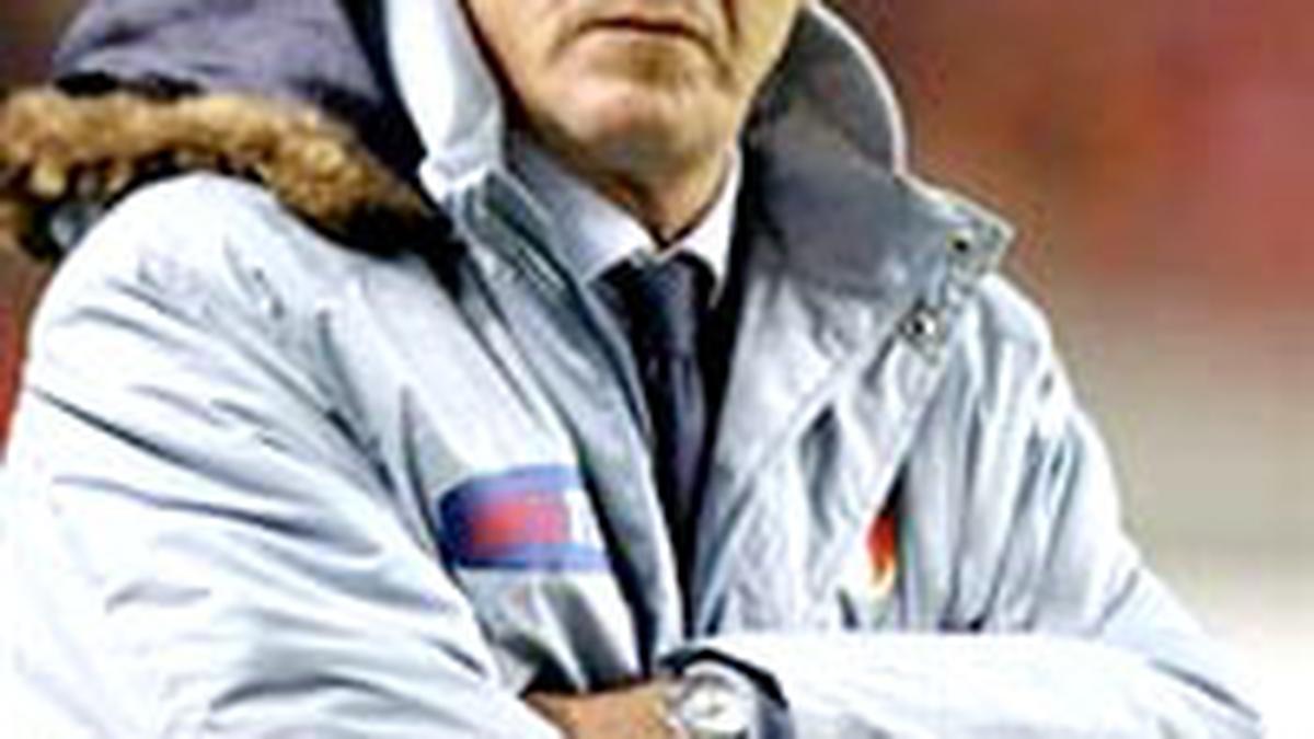 Lippi Ogah Buka Line Up