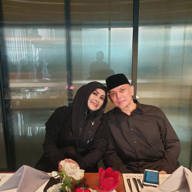 30 Tahun Menikah, Ini 6 Potret Artis Senior Hengky Tornando dan Baby Zelvia