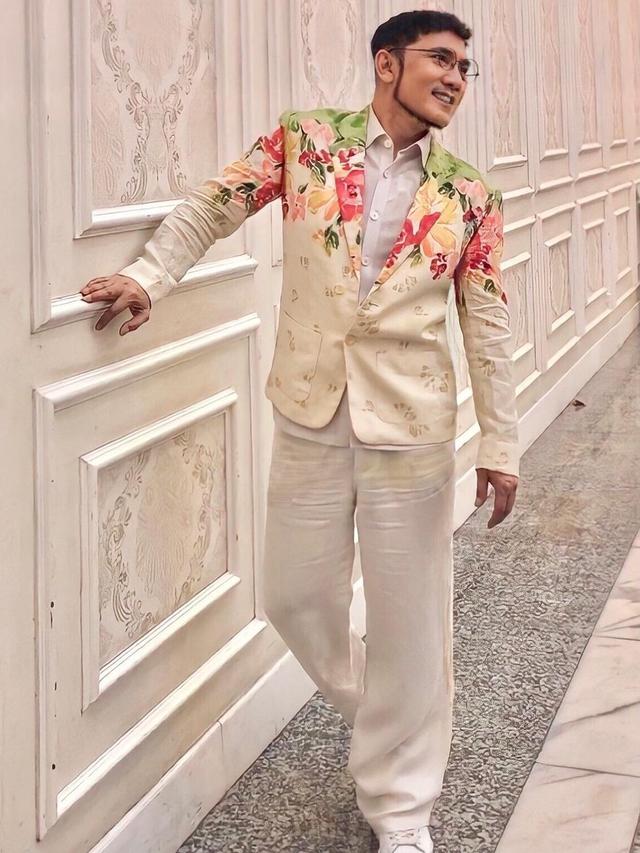 9 Potret Yana Julio yang Tampil Awet Muda di Usia 63 Tahun