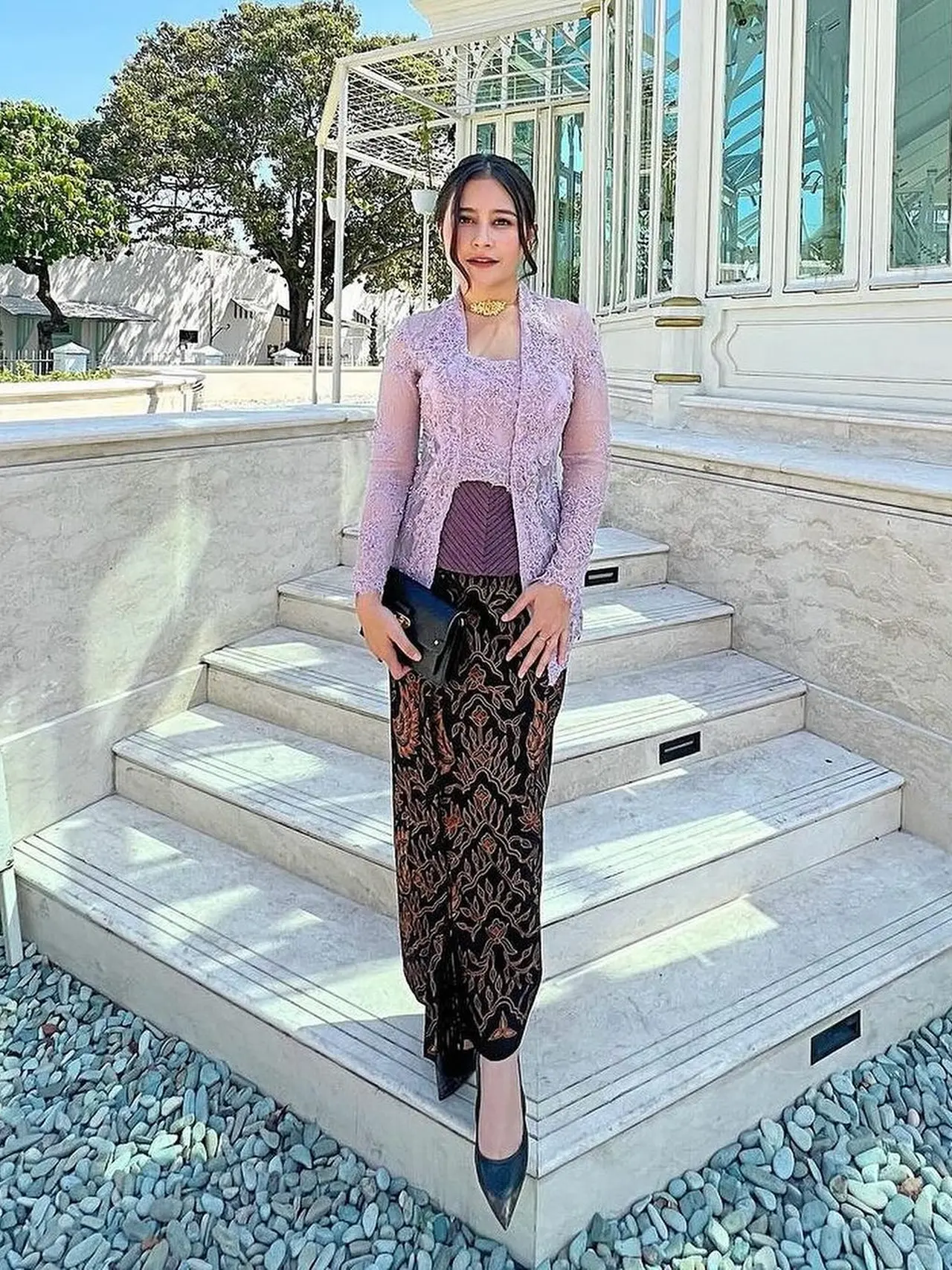 Penampilan Para Artis Kenakan Kebaya Ungu yang Cocok Untuk Penampilan Casual-Formal, dari Andien ...