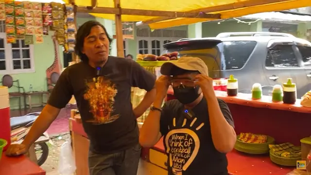 6 Potret Komedian Adul Jualan Pecel Lele Bareng Istri, Racik Bumbu dan Belanja Sendiri Tanpa ...