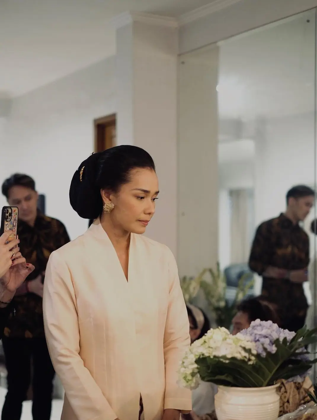 6 Potret Sederhana Adinia Wirasti Jadi Putri Jawa Berkebaya di Momen Langkahan Jelang Nikah ...