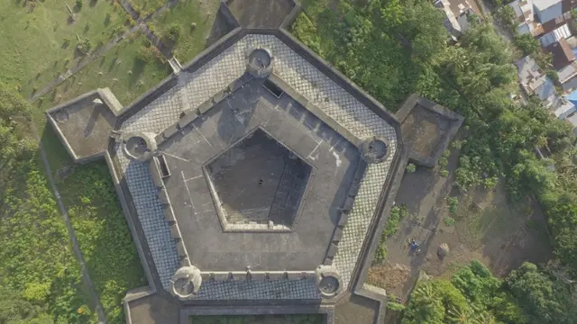 Melihat Jejak Perdagangan Rempah Dunia di Benteng Belgica Banda Neira ...