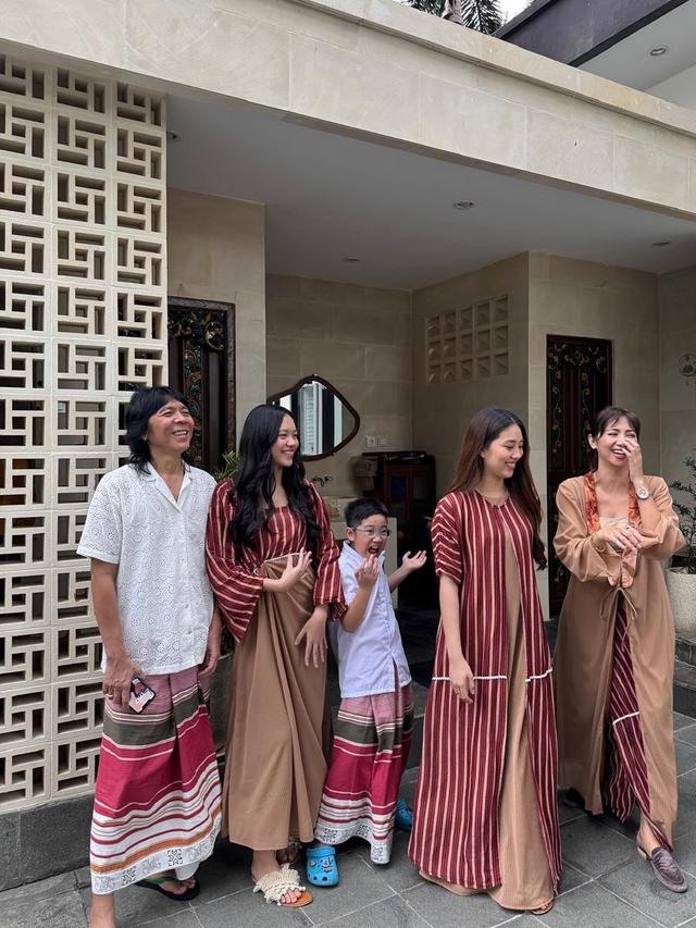 6 Potret Penampilan Keluarga Bimbim di Momen Lebaran, Kehadiran Anggota ...