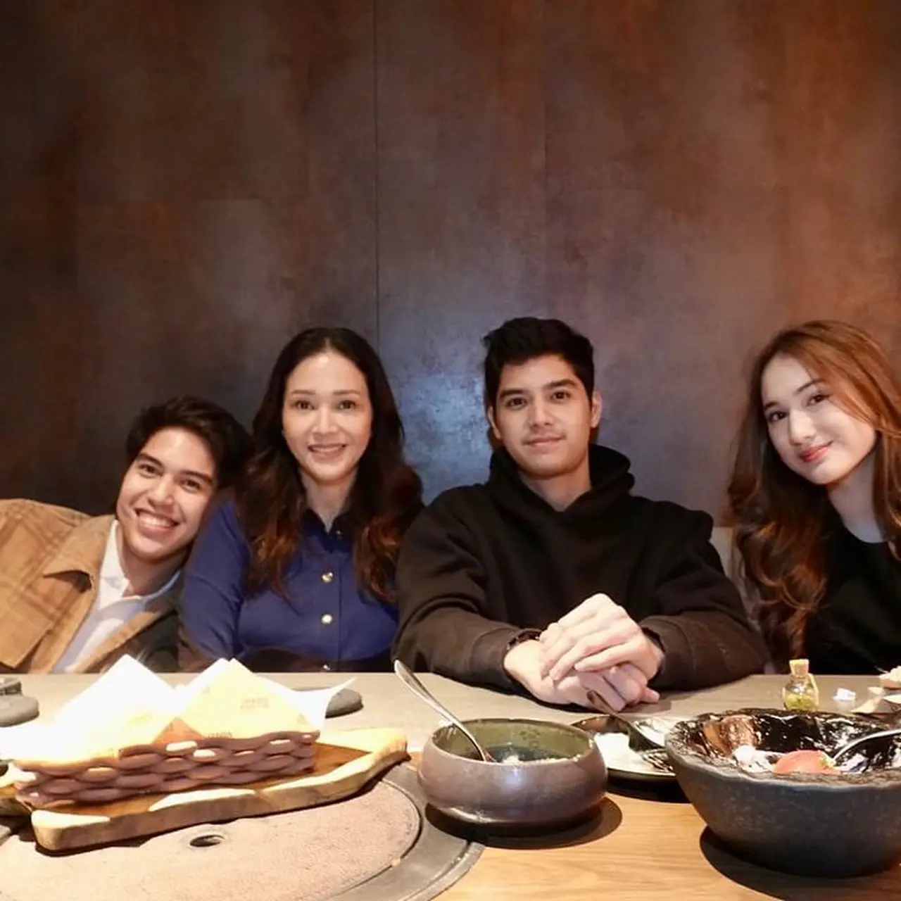 7 Potret Maia Estianty Gelar Family Dinner, Ajak Anak dan Calon Mantu - Hot Liputan6.com