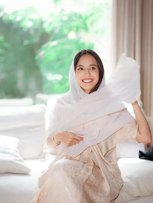 8 Inspirasi Outfit Bukber dengan Kaftan dari Pevita Pearce, Titi Kamal, hingga Fuji - Photo ...