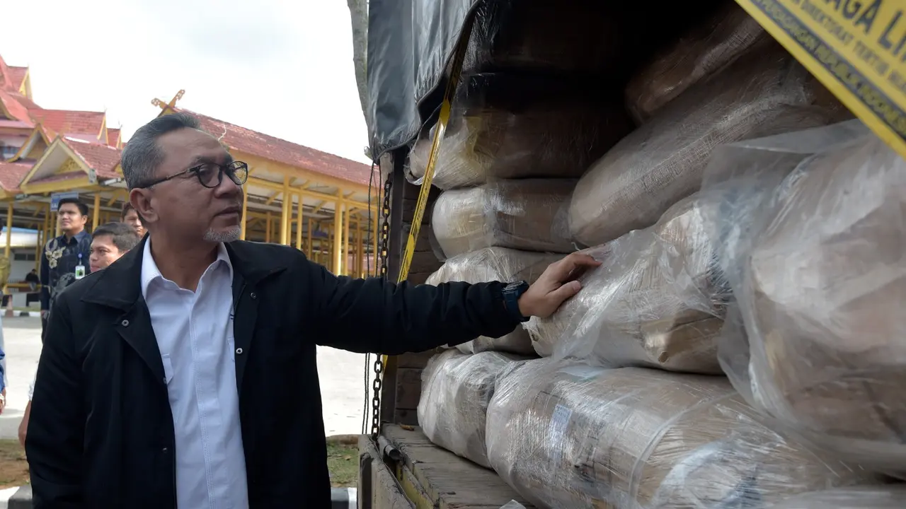 Mendag Zulkifli Hasan Musnahkan 730 Bal Pakaian, Sepatu, dan Tas Bekas Senilai Rp 10 Miliar ...