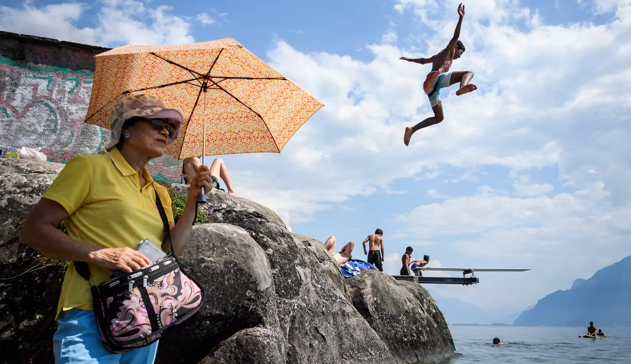 FOTO: Dilanda Gelombang Panas, Warga Swiss Asyik Berenang di Danau ...