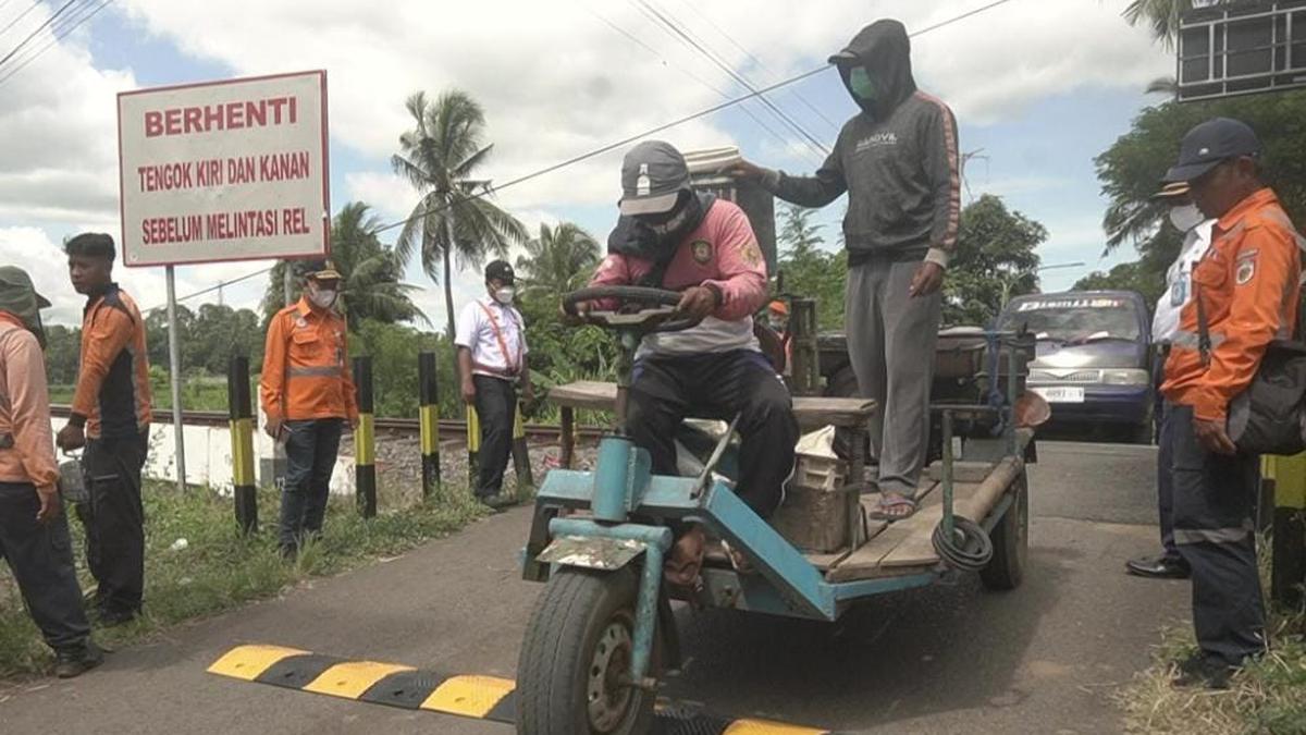 Cegah Celaka di Perlintasan, KAI Daop 9 Jember Pasang Speed Bump - Surabaya Liputan6.com