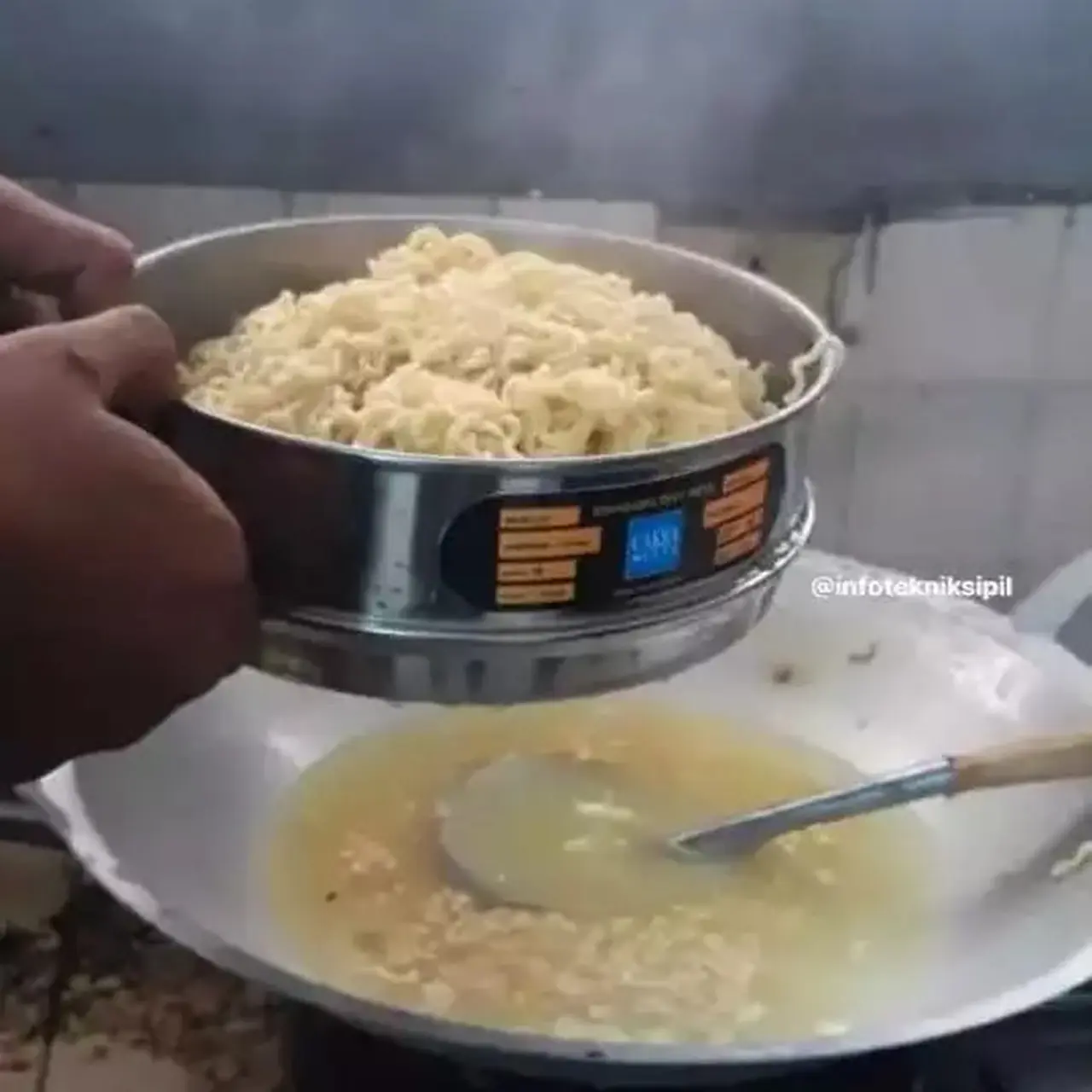 6 Perlengkapan Kuli Bangunan Jadi Alat Masak dan Wadah Makan Ini Kocak ...