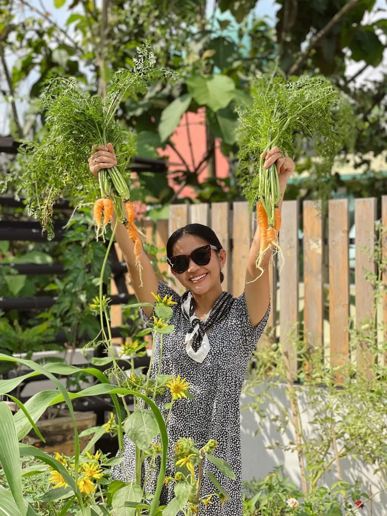 7 Potret Eriska Kesya Istri Young Lex Saat Berkebun, Tetap Stylish ...