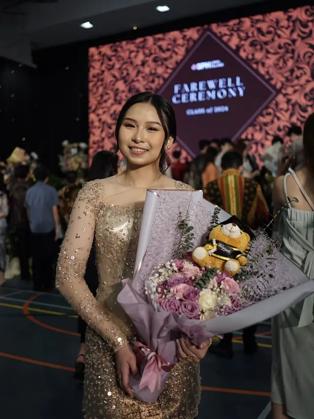 7 Potret Wisuda Aliyyah, Adik Sisca Kohl yang Pakai Kebaya Ini Tampil Menawan - Hot Liputan6.com