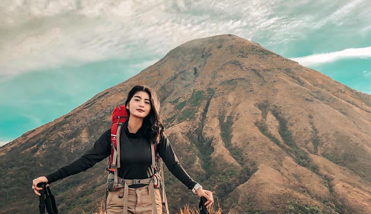 FOTO: Kerap Jadi Bintang FTV Ini Gaya Debi Sagita Saat Daki Gunung ...