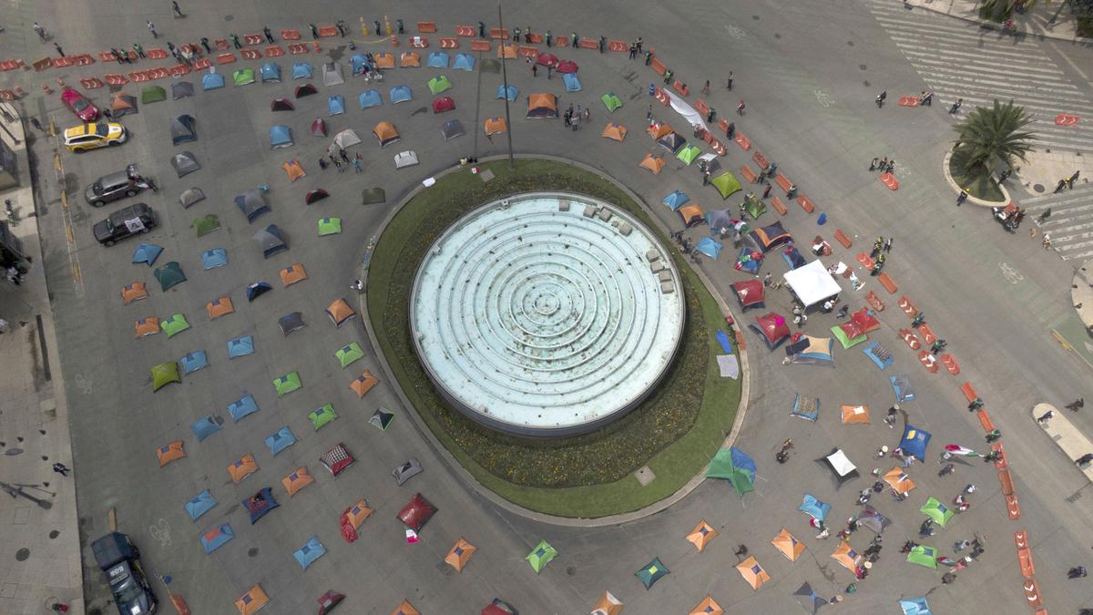 FOTO: Tuntut Presiden Meksiko Mundur, Demonstran Berkemah di Jalan Raya ...