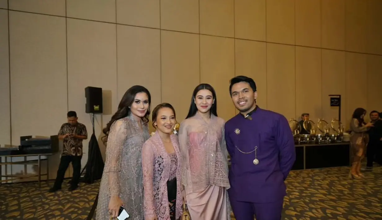 Potret Thariq Halilintar dan Aaliyah Massaid Pamer Senyum Saat Foto Bareng - Foto Liputan6.com