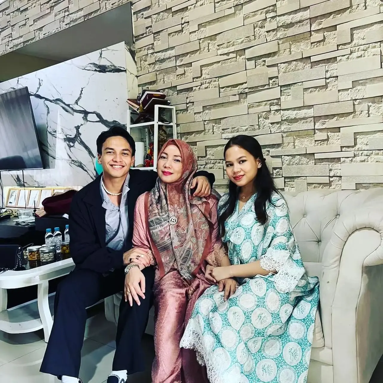 6 Momen Kebersamaan Jefri Nichol Bareng Adik dan Ibunya, Harmonis - Hot Liputan6.com