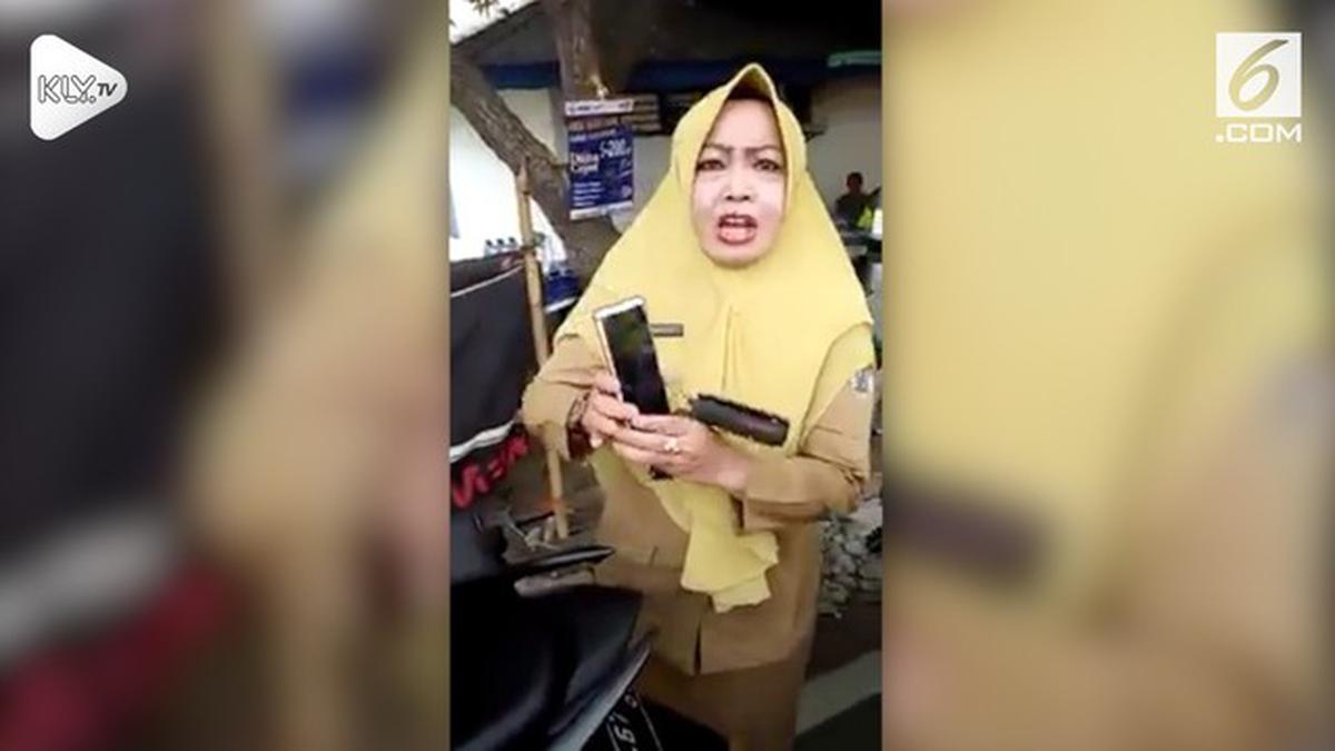 VIDEO: Kena Tilang, Emak-Emak PNS Minta Dinasihati Polisi - Regional Liputan6.com
